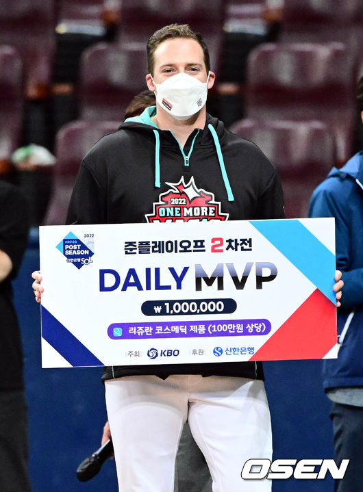 '2차전 MVP' 벤자민 "한국 가을야구는 아드레날린이 나오는 분위기" [준PO2]