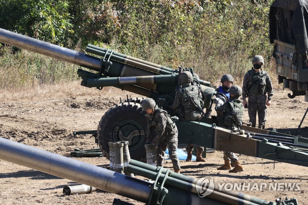 견인포 사격 준비하는 장병들