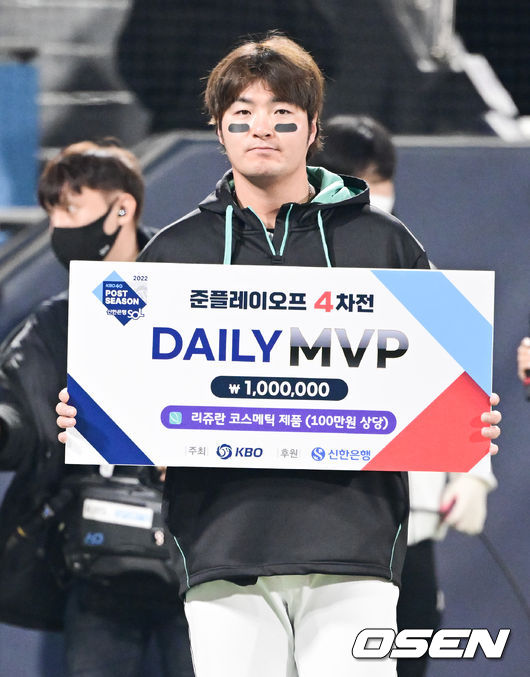 "1루에 멈출 수 없었다" 발목 아픈 36세 거포, 부상 투혼으로 이끈 4차전 승리 [준PO4]