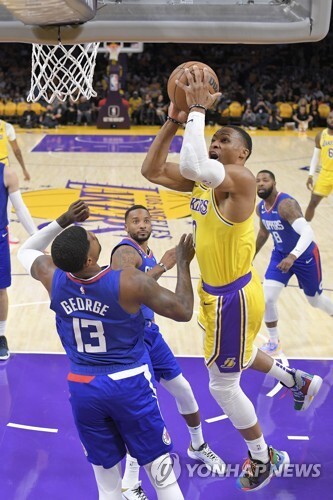 [NBA] 옛 동료 옹호한 폴 조지 "웨스트브룩, 레이커스 로스터에 적합하지 않아"