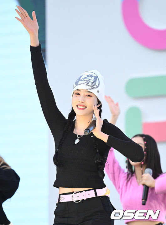 스테이씨 윤, '미소로 완성한 무대' [사진]