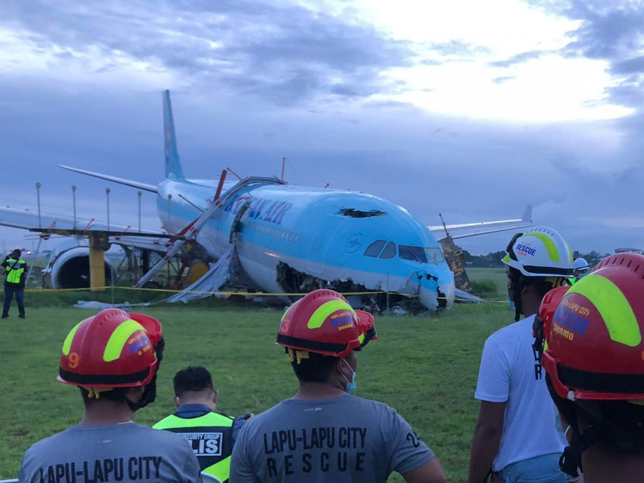 Korean Air plane with 162 passengers overruns runway at Cebu Airport
