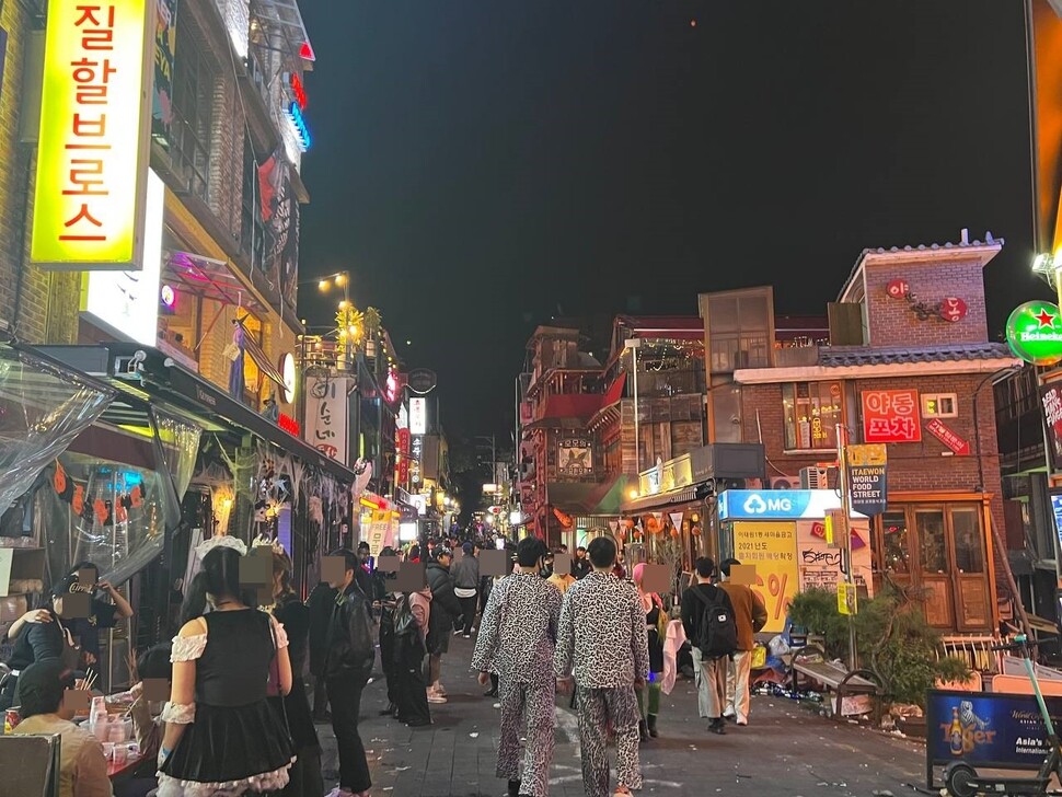 사상자 느는데도 일부선 핼러윈 파티 계속…빈자리 없는 술집도