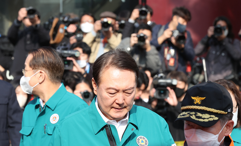 윤석열 대통령 "모든 정부부처·관공서에 즉시 조기 게양"