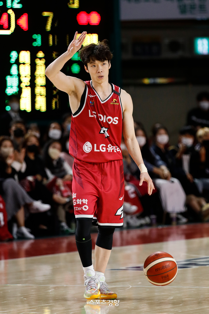 ‘쌍둥이 형’이 먼저 웃었다···창원LG, 울산 현대모비스에 79-68 승리[스경X라이브]