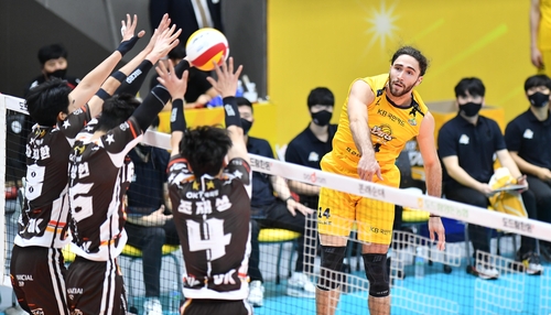 IBK 대체선수 산타나, 팀에 시즌 첫승 선물…KB 니콜라는 49점(종합)