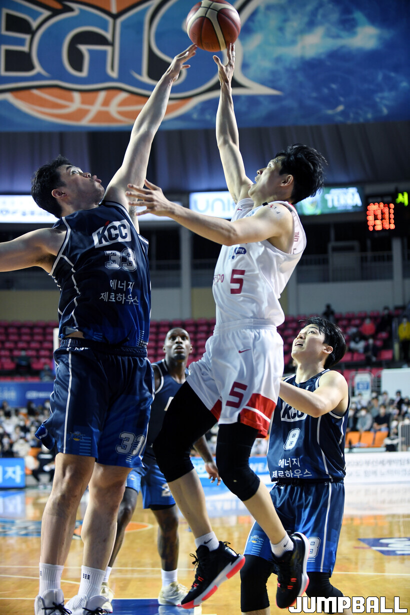 ‘김선형 시즌 첫 더블더블’ SK, KCC 꺾고 3연패 탈출