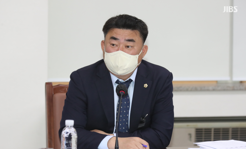 정당 따라 다른 근조 리본 착용법 도의회 묘한 신경전