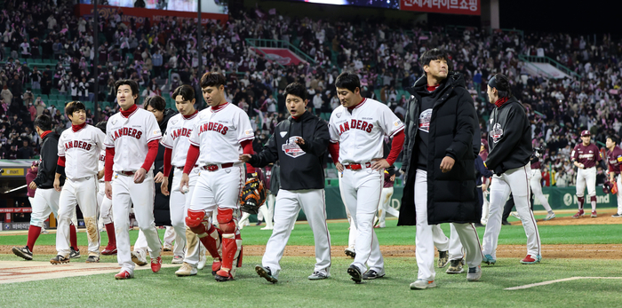 잇따른 실수에 뒷문 불안까지···SSG, KS 험로 불가피