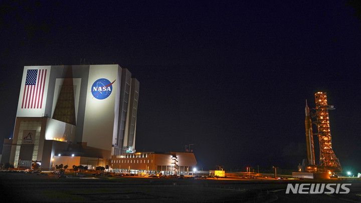 美 '달의 여신', 이젠 정말 달로?…발사대 다시 선 아르테미스