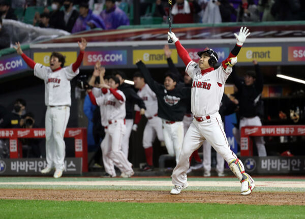 최다, 최고령, 최초 대타 끝내기… SSG, KS 홈런기록 다 바꿨다