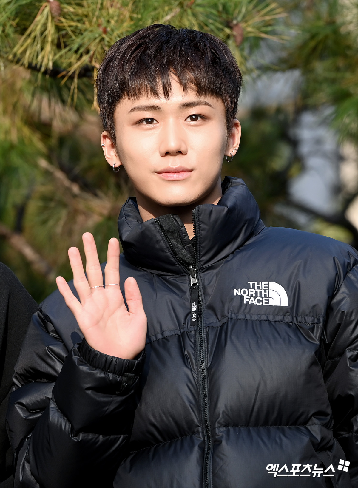 DKZ 종형 '강렬한 눈빛으로 안녕~'[엑's HD포토]