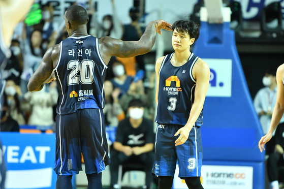 '라건아 21득점·21리바운드' KCC, DB 꺾고 단독 7위