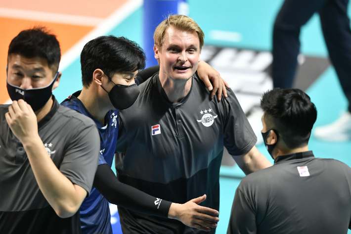 역대급 명승부의 멋진 패자 "팬 여러분, 배구 제대로 즐기셨죠?"