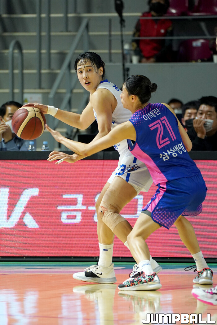 ‘23점 고군분투’ 우리은행 김단비, 4쿼터 5반칙 퇴장에 울었다