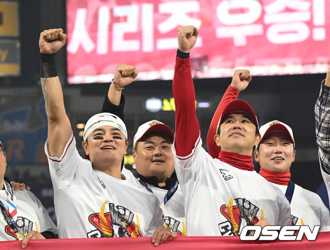 "보고 배울게 많다" SSG 우승 이끈 베테랑들, 2023시즌도 동행한다