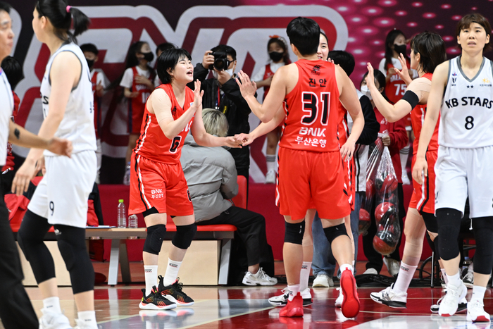 BNK의 깜짝 1위와 KB의 상상 이상 공백···WKBL도 이변의 시즌?