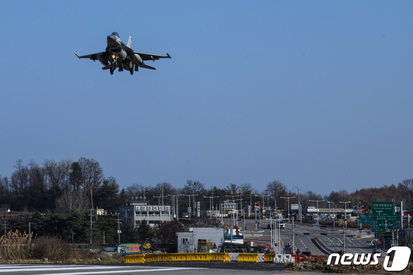 활주로 접근하는 KF-16 전투기