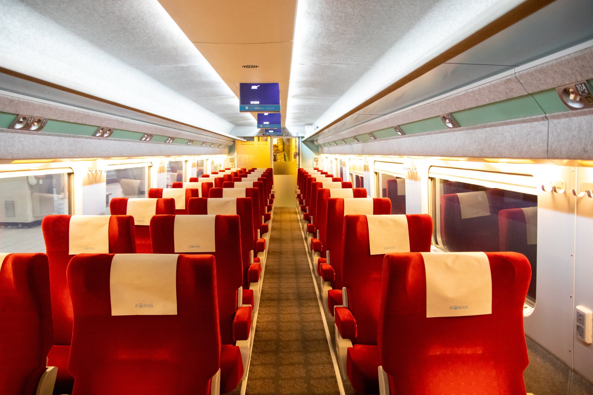 크기는 비슷한데…비행기 의자값 2억, KTX 특실 의자값은? [강갑생의 바퀴와 날개]