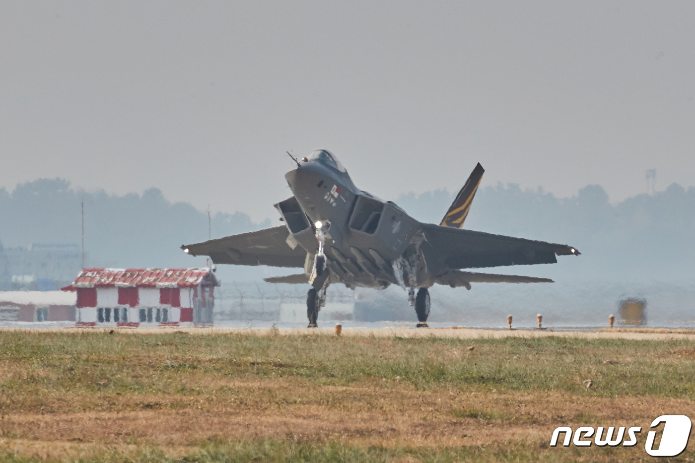 나무에 걸린 KF-16C전투기 추락 조종사 구조해 병원 후송(종합)