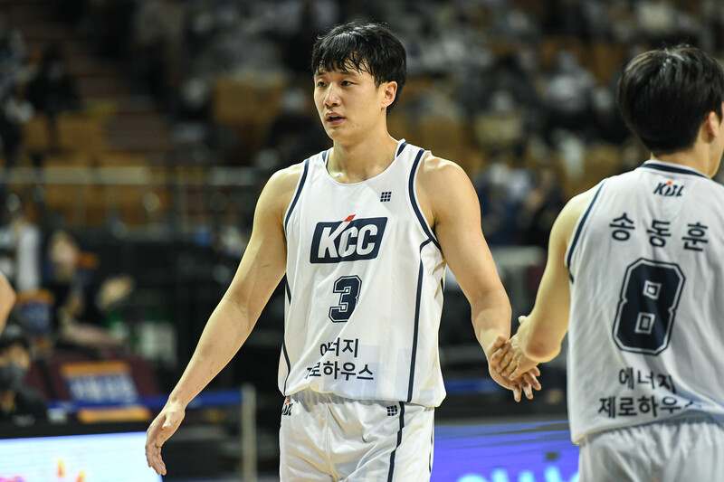 [게임 리포트] 선발 명단 '73점 합작' KCC, 반전 시동 걸다