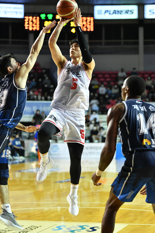 [BK 리뷰] ‘변준형 결승 점퍼’ KGC인삼공사, KCC 꺾고 3연승