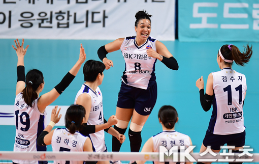 IBK ‘2세트도 이겼다’ [MK포토]