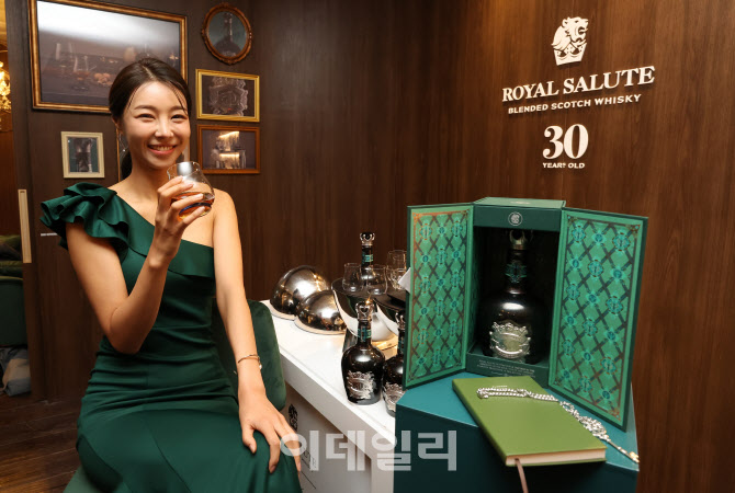 [포토]로얄살루트 새로운 하이엔트 컬렉션 로얄살루트 30년 출시