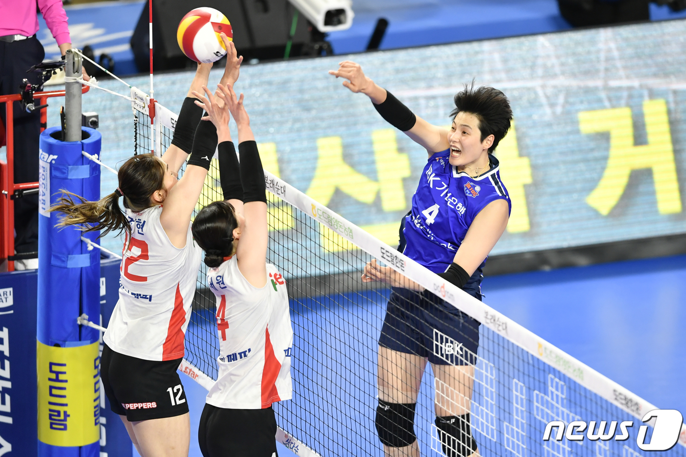 '김희진 20점' IBK기업은행, 페퍼 10연패 몰아넣고 4위로(종합)