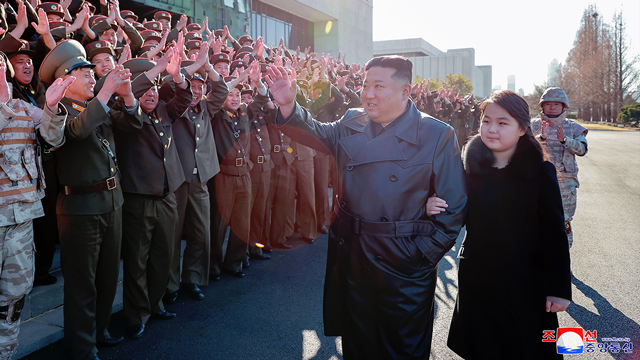 김정은 딸과 함께 ‘icbm 성공 기념사진 촬영…공로자 대규모 승진
