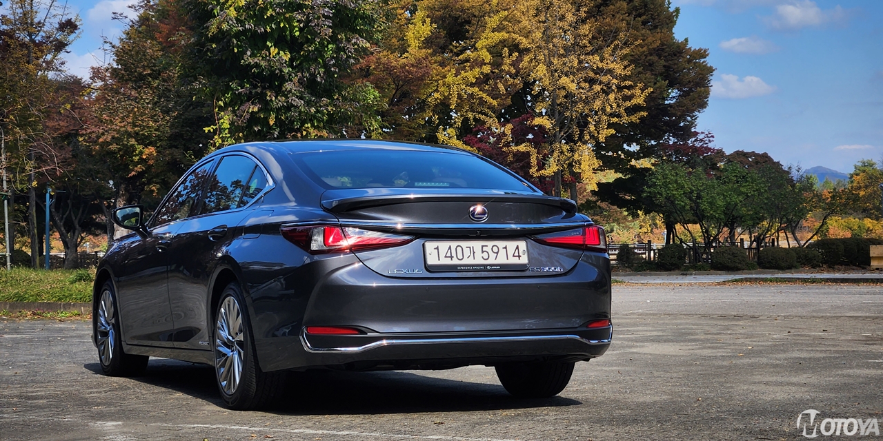 편안하고 고급스러운 준대형을 찾는다면 - 렉서스 ES300h 시승기 | 모토야
