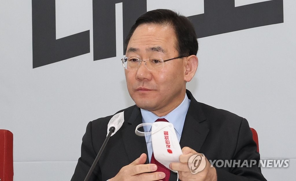 마스크 벗는 주호영 원내대표