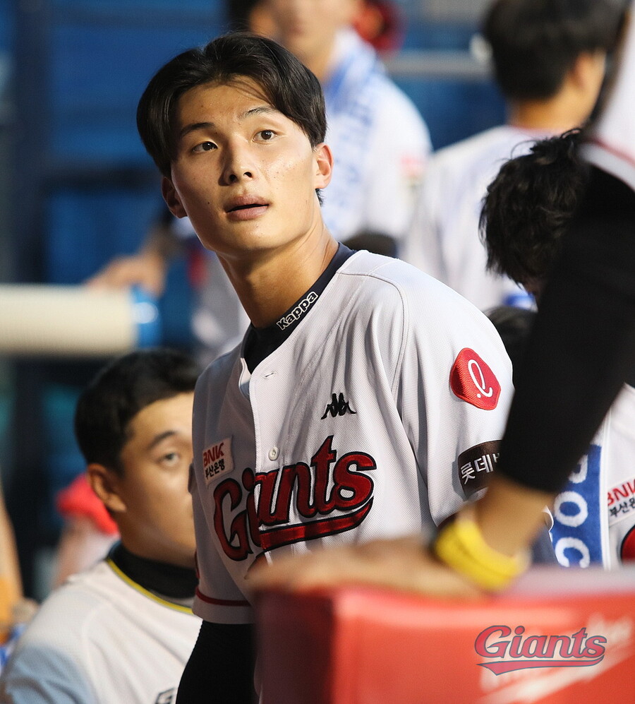 [인터뷰] 거포 유격수가 외야수로 나선 이유...“나는 롯데 자이언츠 선수다”