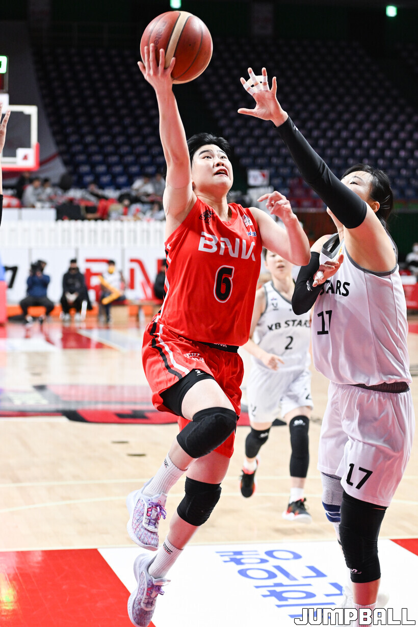 ‘개인 최다 이소희 26점’ BNK, KB 꺾고 산뜻한 3R 출발