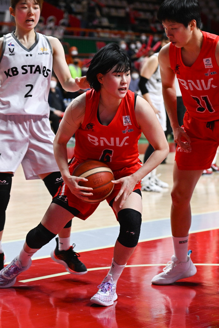 이소희-진안, 더블더블···BNK, KB 꺾고 3R 첫승