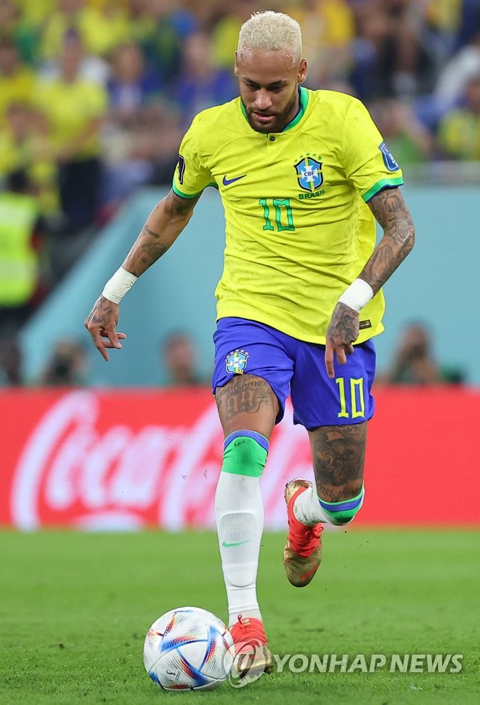 드리블하는 네이마르