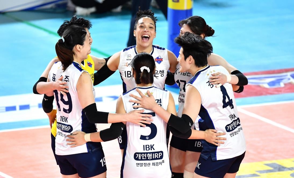 5위 우리카드, 범실 쏟아낸 4위 OK금융그룹에 완승…턱밑 추격