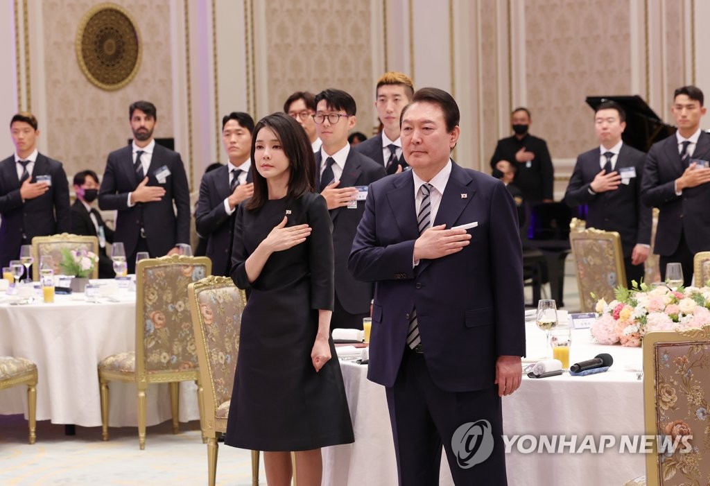 국기에 경례하는 윤석열 대통령 부부