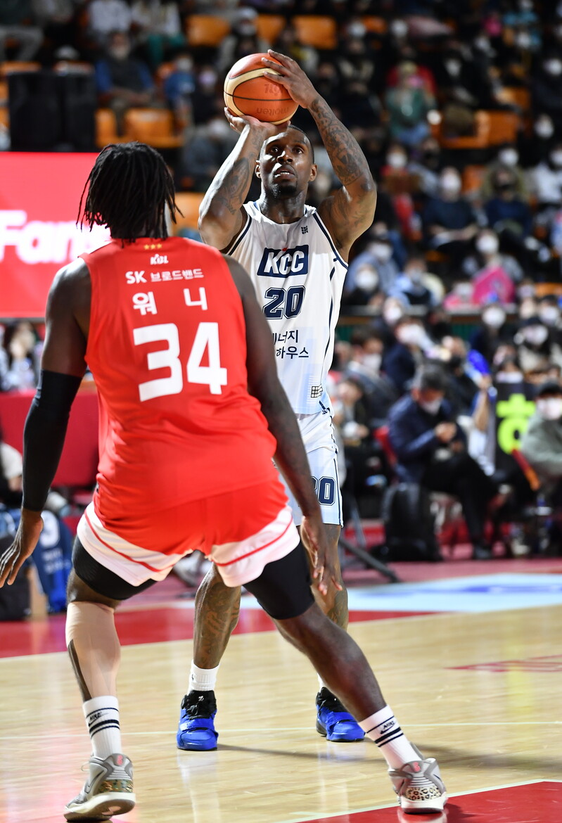 [BK 리뷰] ‘라건아+허웅 화력 폭발’ KCC, SK 누르고 시즌 첫 3연승 질주