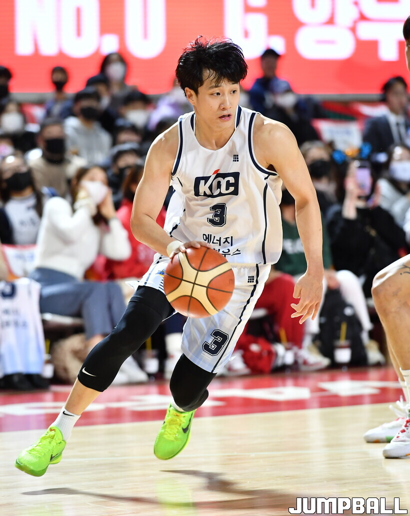 허웅의 3점슛으로 방점 찍은 KCC, SK 꺾고 3연승 질주