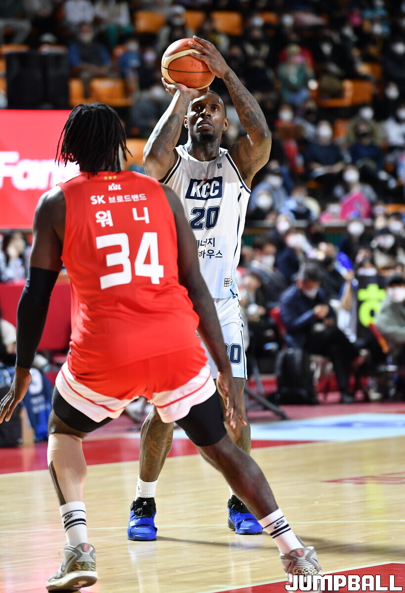 허웅의 3점슛으로 방점 찍은 KCC, SK 꺾고 3연승 질주