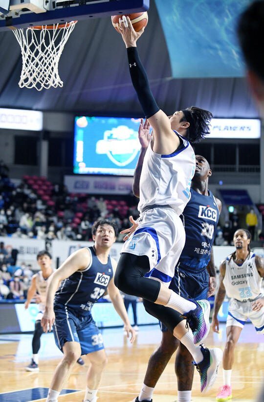 [BK 리뷰] ‘이정현 4Q 18점’ 삼성, KCC 꺾고 5연패 탈출