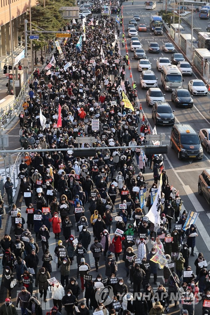 행진하는 촛불행동