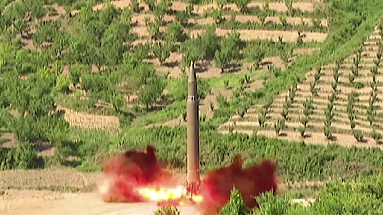 北, 동창리서 준중거리 탄도미사일 2발 고각 발사..."500km 비행"