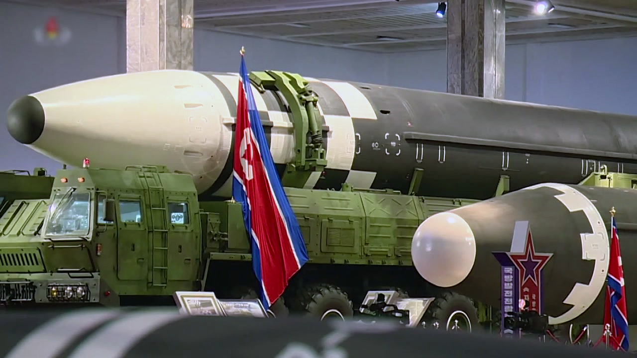 北, 동창리서 준중거리 탄도미사일 2발 고각 발사..."500km 비행"