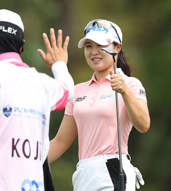 버디 기쁨을 나누는 고지우 프로 [KLPGA]
