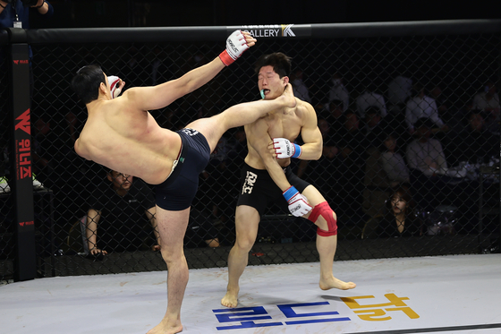 [ROAD FC 062] 적수가 없다… 윤태영, 충격의 하이킥 KO승 ‘1부 장식’