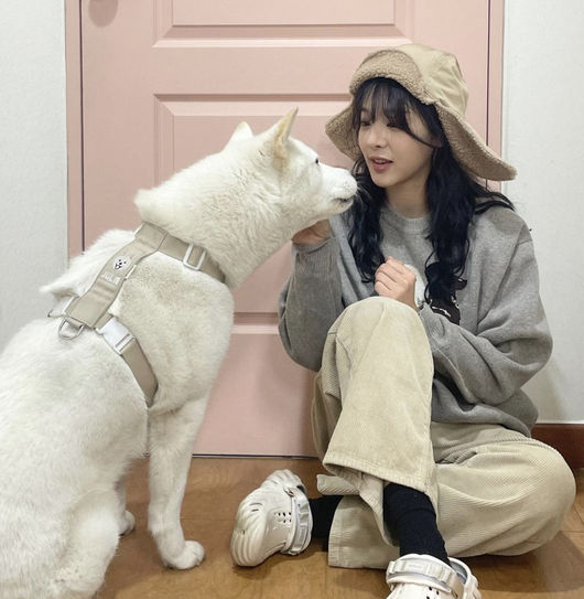 설인아, 강아지와 러블리한 아이콘택트..'깜찍'