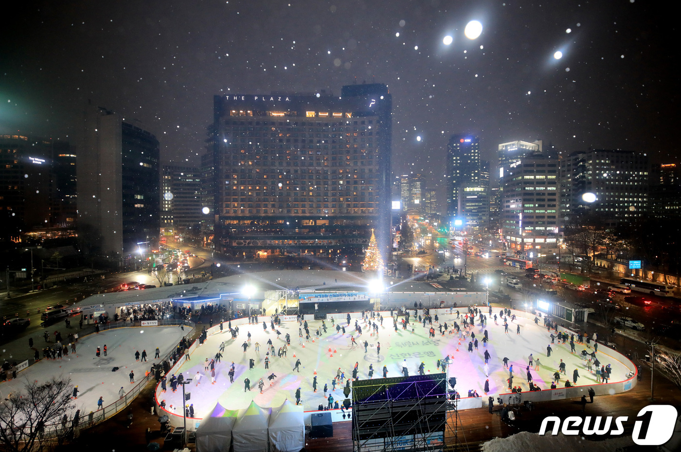눈 내리는 서울광장 스케이트장