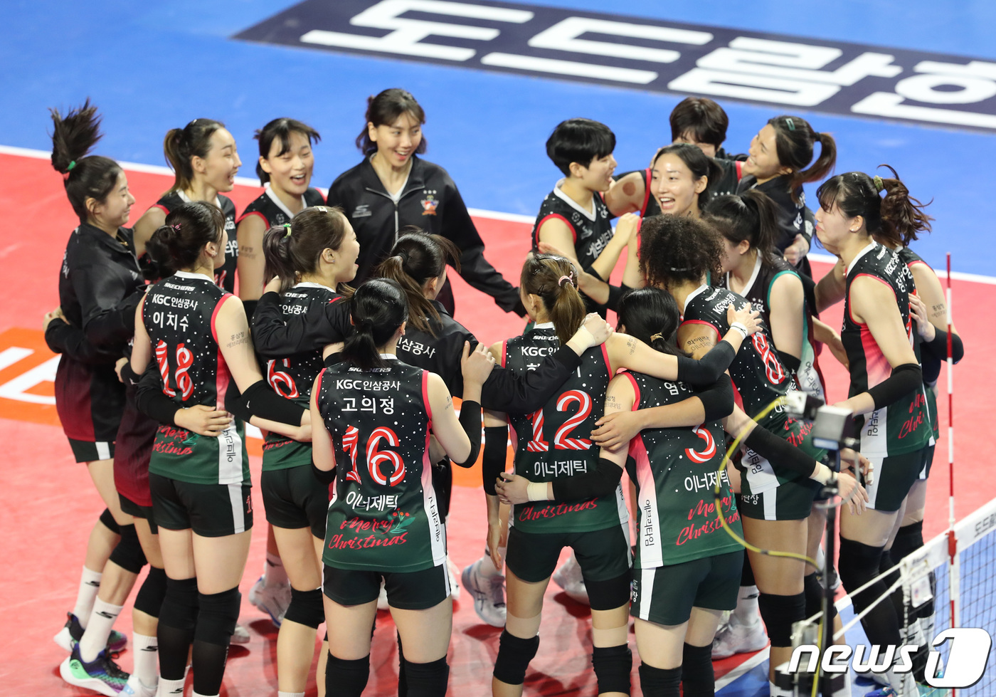 '엘리자벳 46점' KGC, IBK 3-1로 꺾고 4위 도약…우리카드는 OK금융 제압(종합)